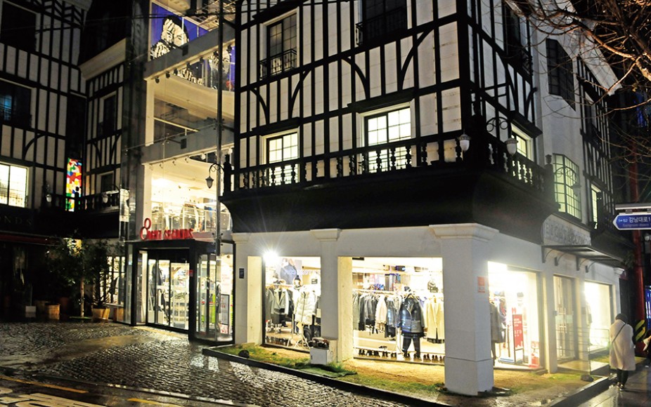Nighttime stroll around Sinsa-dong – SEOUL Magazine